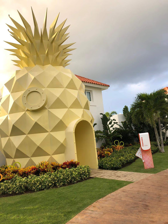 Taylor’s trip to a pineapple under the sea! - Hotel Hunt TV